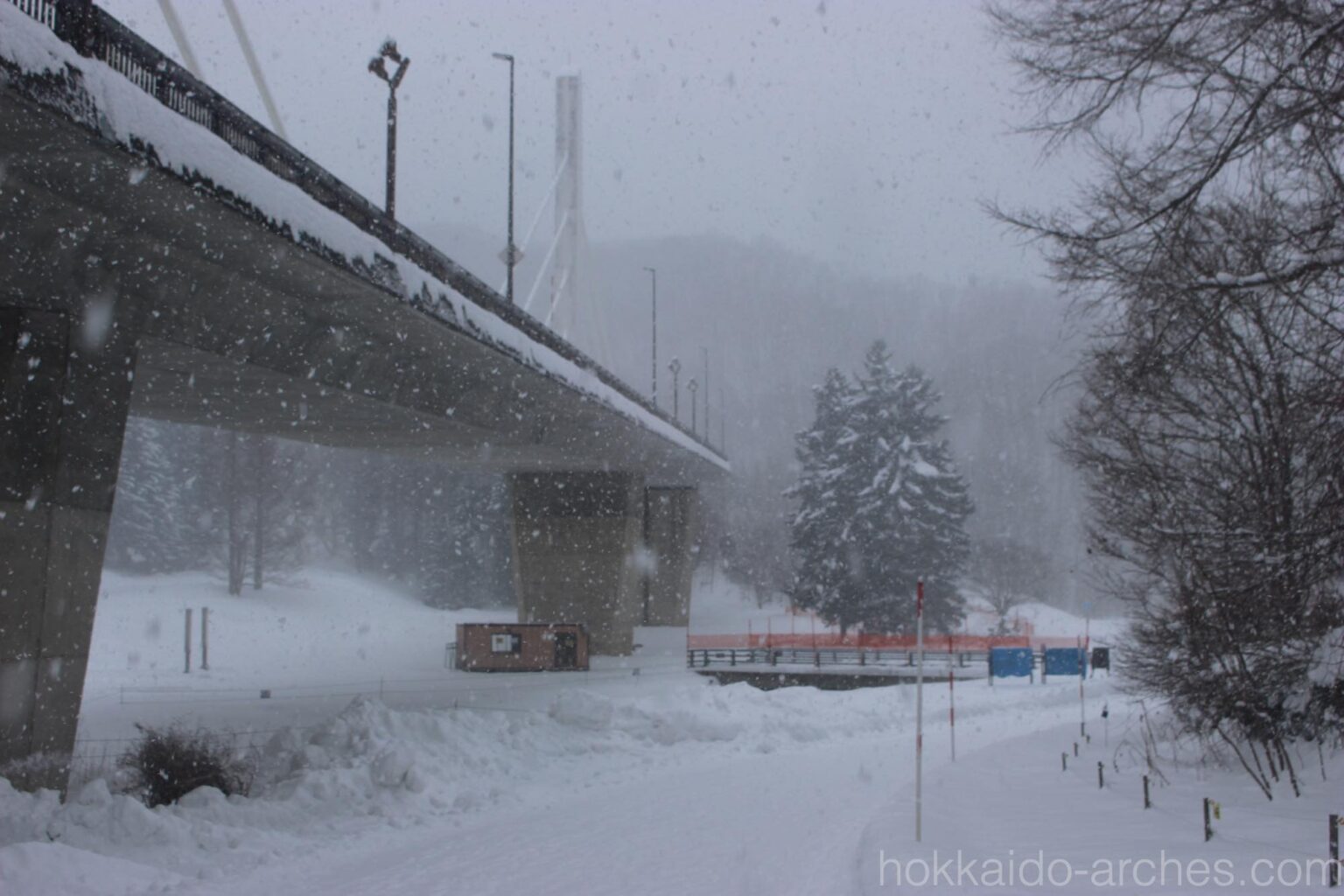 冬のアシリベツの滝は凍って大迫力の氷瀑に！アクセス・魅力を紹介！ | ばやしの北海道紀行